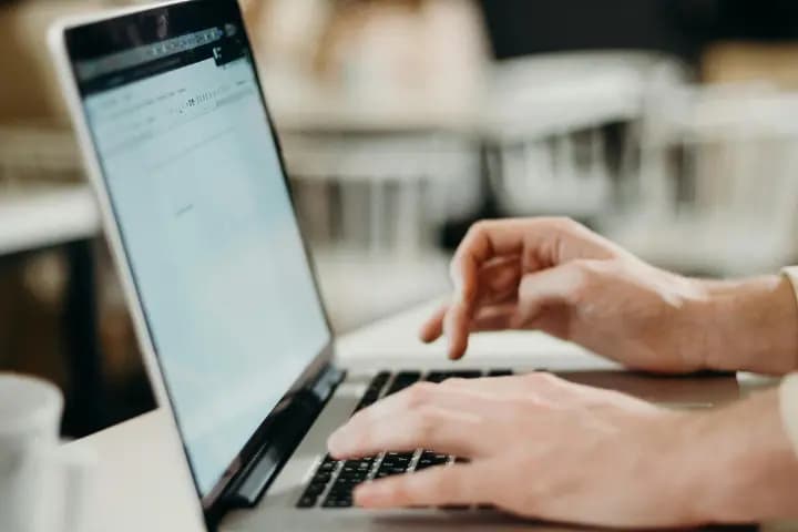 10 Contoh Signature Email dan Tips Membuatnya | LinovHR